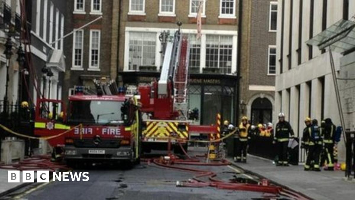 Mayfair fire tackled by more than 100 firefighters - BBC News