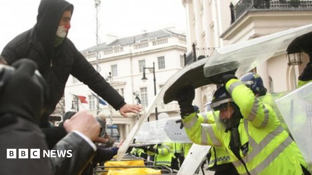 Fresh protests at Syrian embassy in London - BBC News
