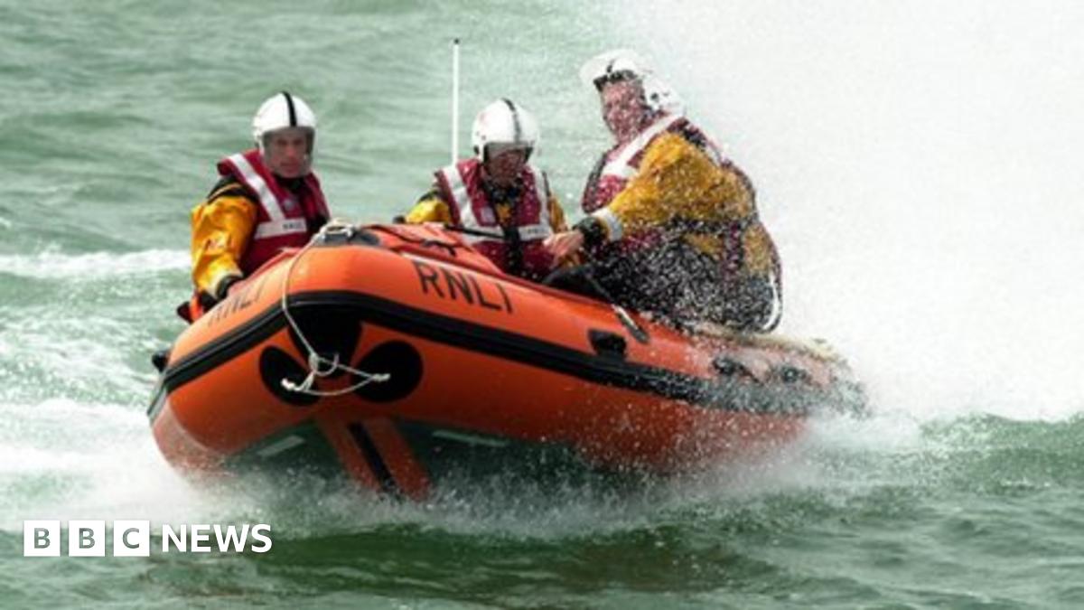 Missing Essex sea kayaker found dead - BBC News