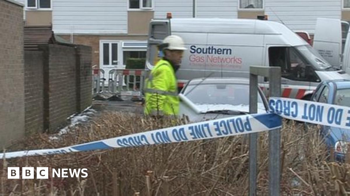 Abbey Road Basingstoke gas blast residents spend night away - BBC News