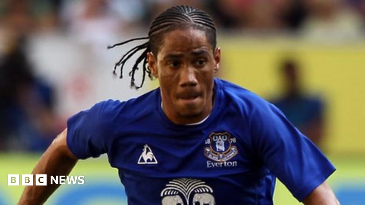Everton footballer Steven Pienaar bailed after missing court - BBC News