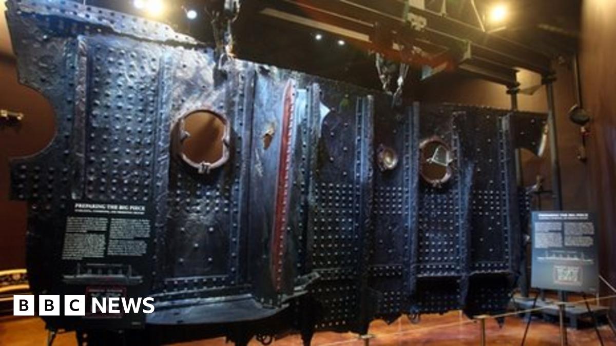 Titanic cameraman dies in helicopter crash - BBC News