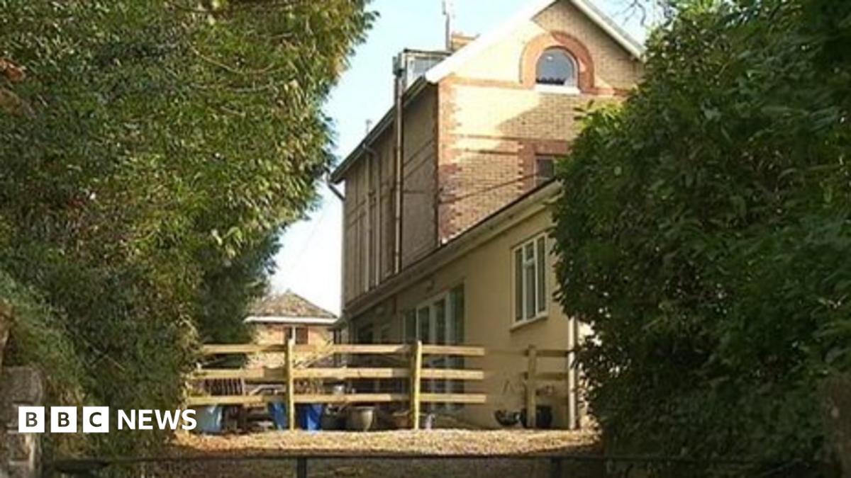 Elderly residents leave Holcombe House in Devon - BBC News