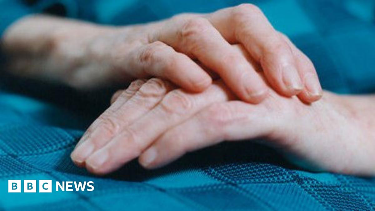 Care for elderly 'let down by fragmented system' - BBC News