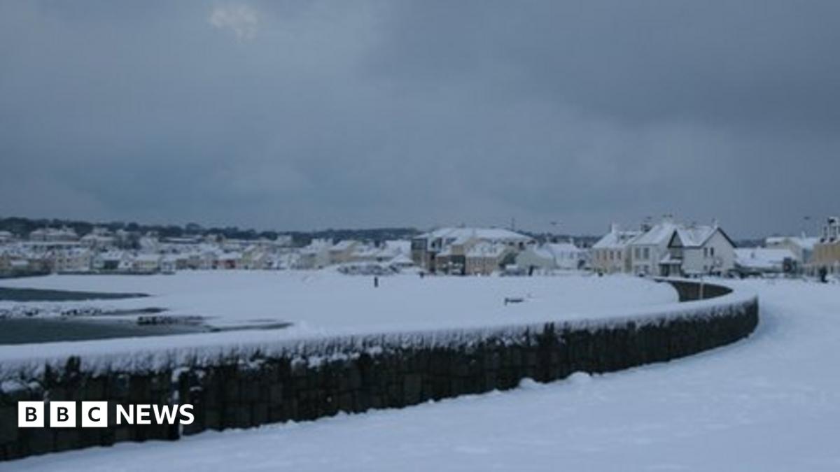 Guernsey's schools set up snow response teams - BBC News