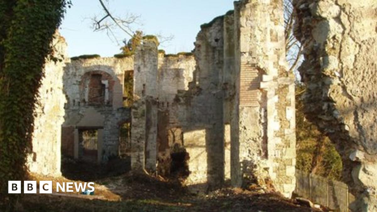 Betchworth Castle ruins made safe for Surrey visitors - BBC News