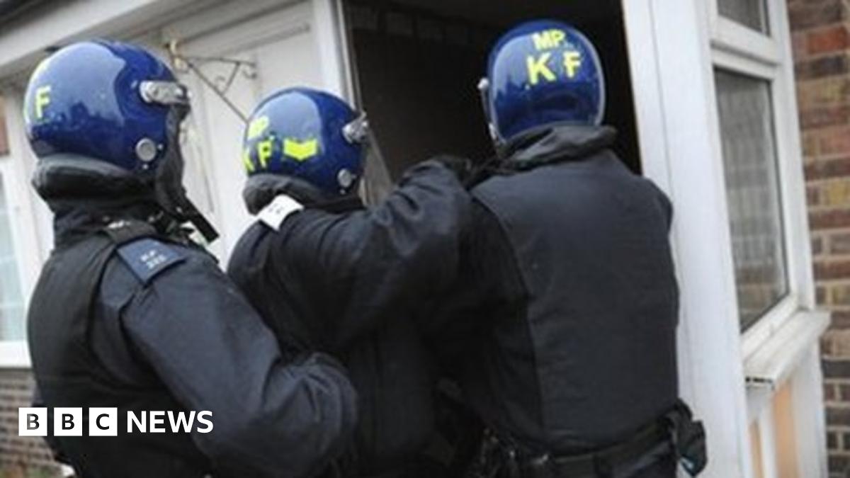 More than 200 held as Met Police crack down on gangs - BBC News