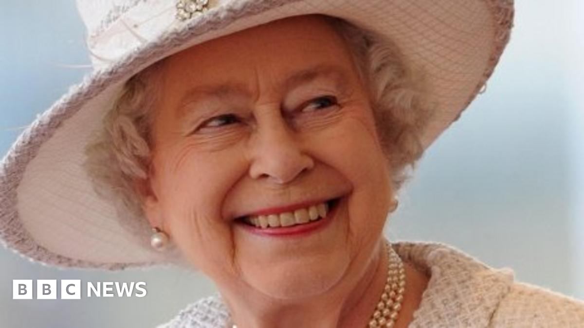Queen to meet 'Manchester Diamonds' on jubilee tour - BBC News