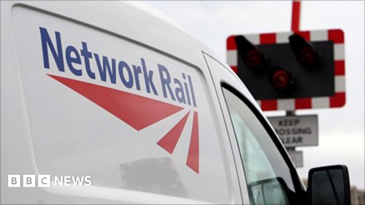 Network Rail bonus remuneration chief 'facing calls to quit' - BBC News