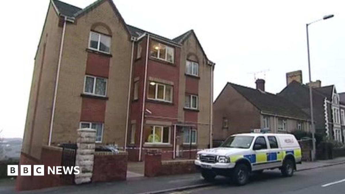 Baglan death: Three remanded on murder of David John Eves - BBC News