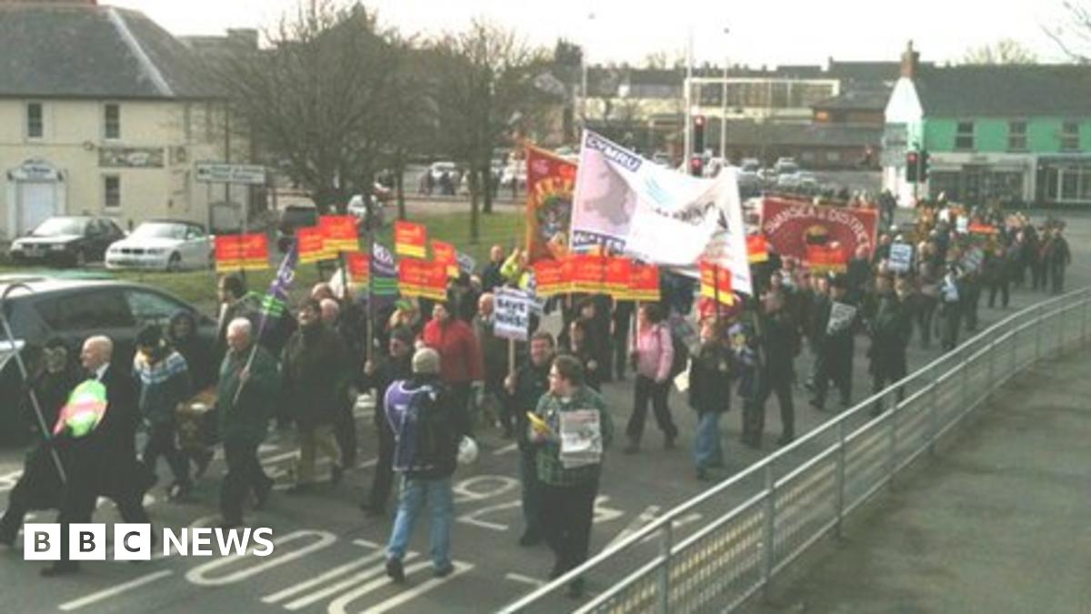 Llanelli Prince Philip Hospital cut fears prompt march and rally - BBC News