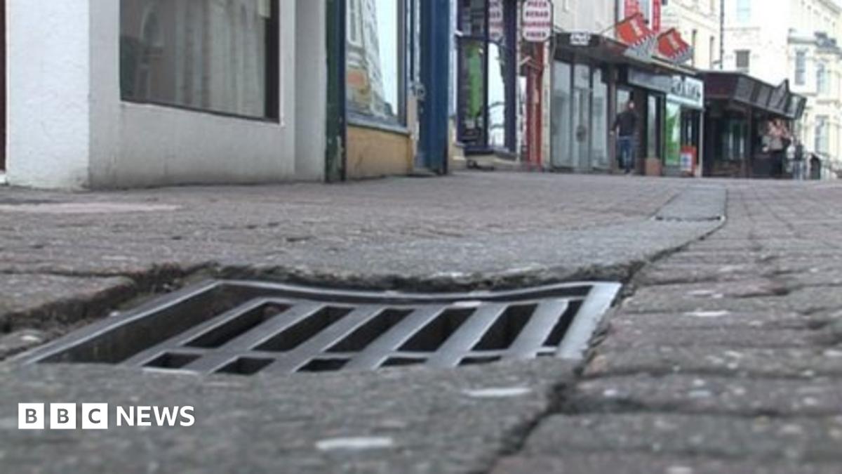'Tacky' Isle of Man street set for revamp - BBC News