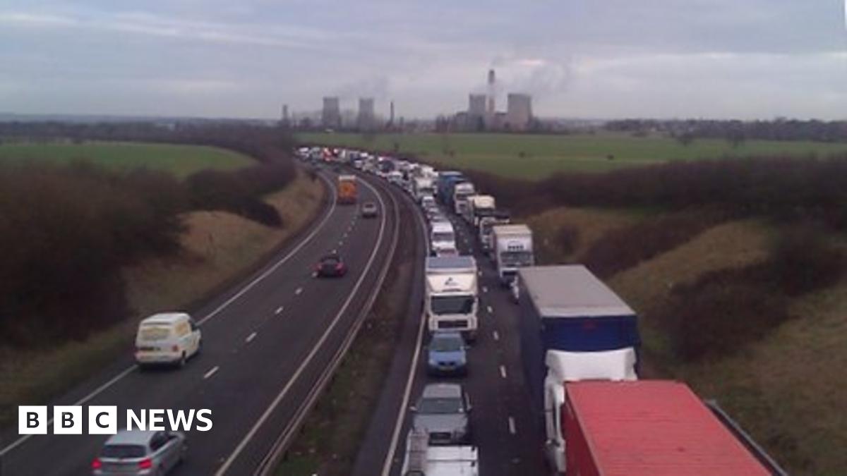 A34 lorry crash causes long southbound queue - BBC News