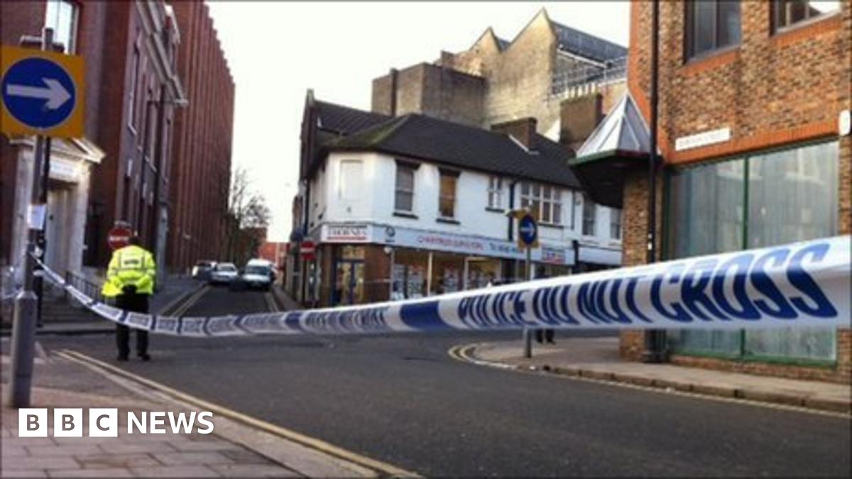 Luton town centre fight sees two men stabbed - BBC News