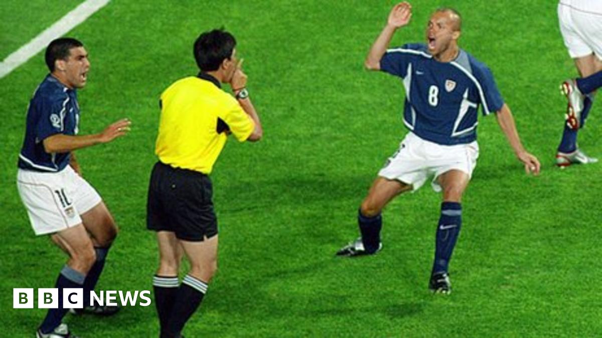 Top China football referee Lu Jun jailed over bribes - BBC News