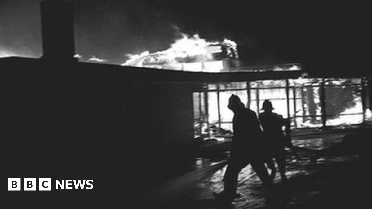 Inquiry call into La Mon bombing - BBC News