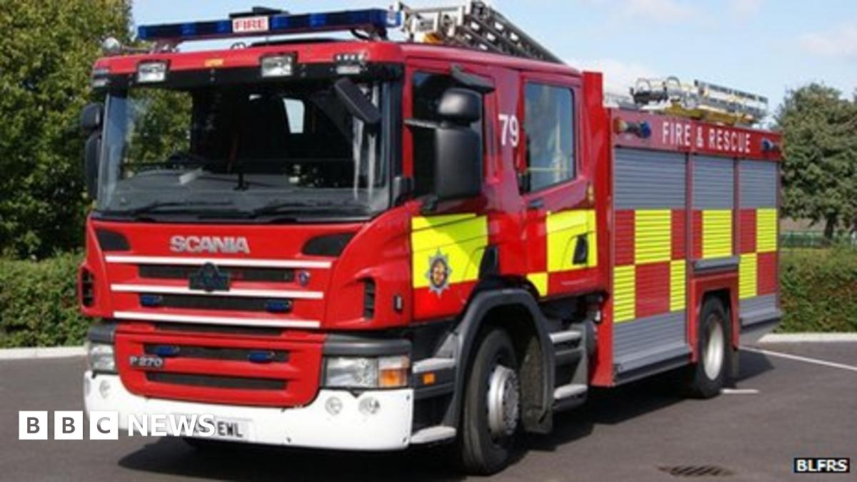 Arlesey fire: Mother and children rescued from house - BBC News
