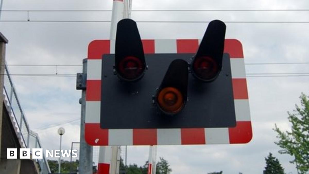 Foxton level crossing made rail 'priority' after girls 'trapped' - BBC News