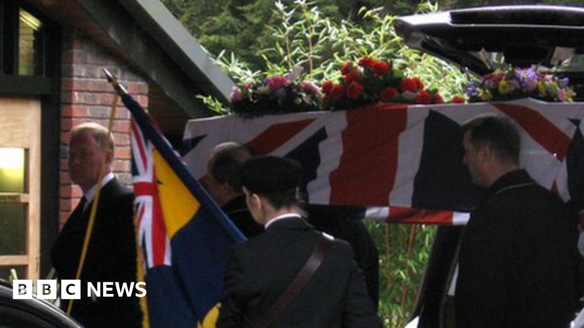 Florence Green: Funeral held for last WWI veteran - BBC News