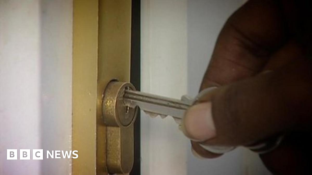 Rise in 'lock snapping' burglaries in West Yorkshire - BBC News
