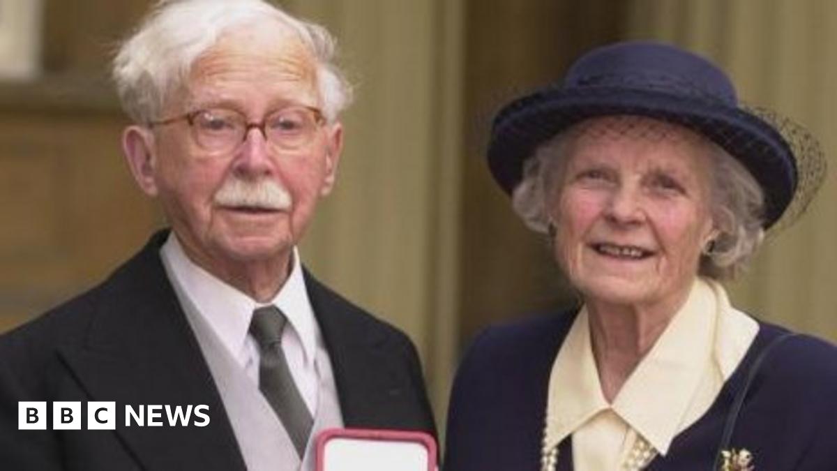 Cataract pioneer Sir Harold Ridley to be honoured with plaque - BBC News