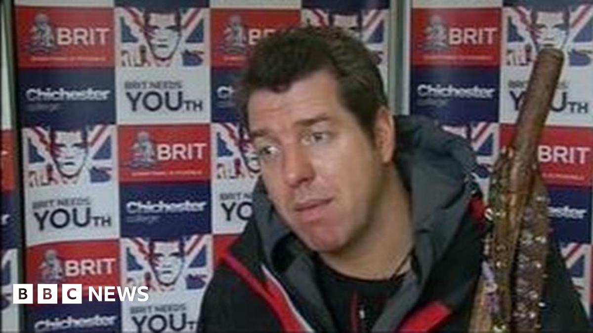 Phil Packer visits Isle of Man on charity hike - BBC News