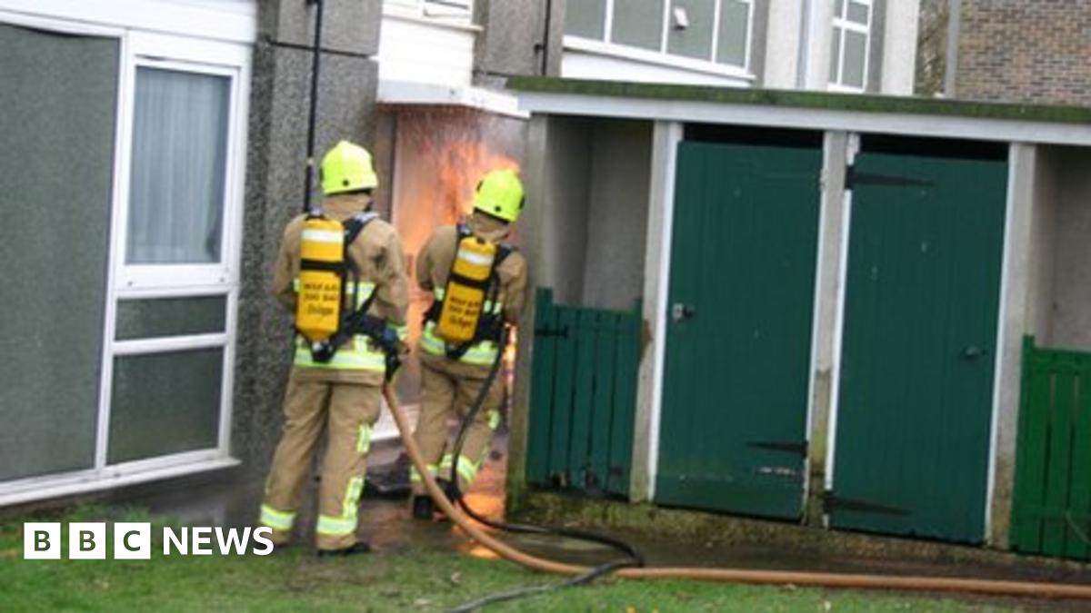 Crawley flats evacuated as bin fire spreads to gas pipe - BBC News