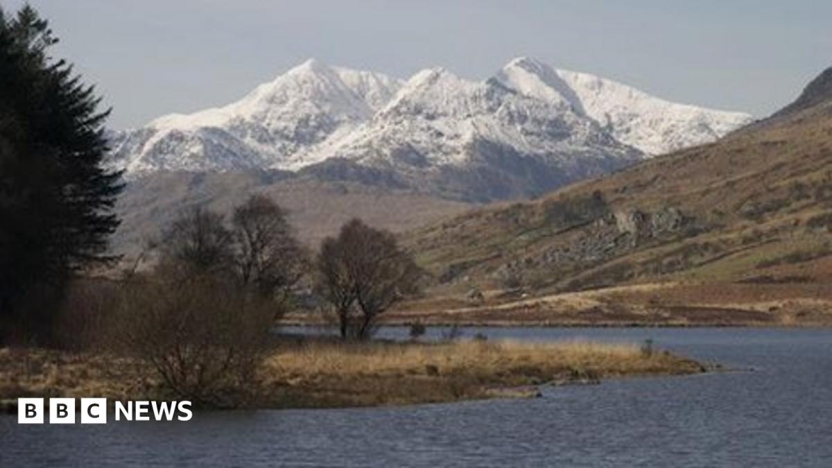Snowdon getting 'warmer and wetter' says 15-year survey - BBC News