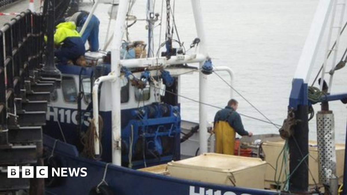 Southend Pier to remain closed until end of March - BBC News