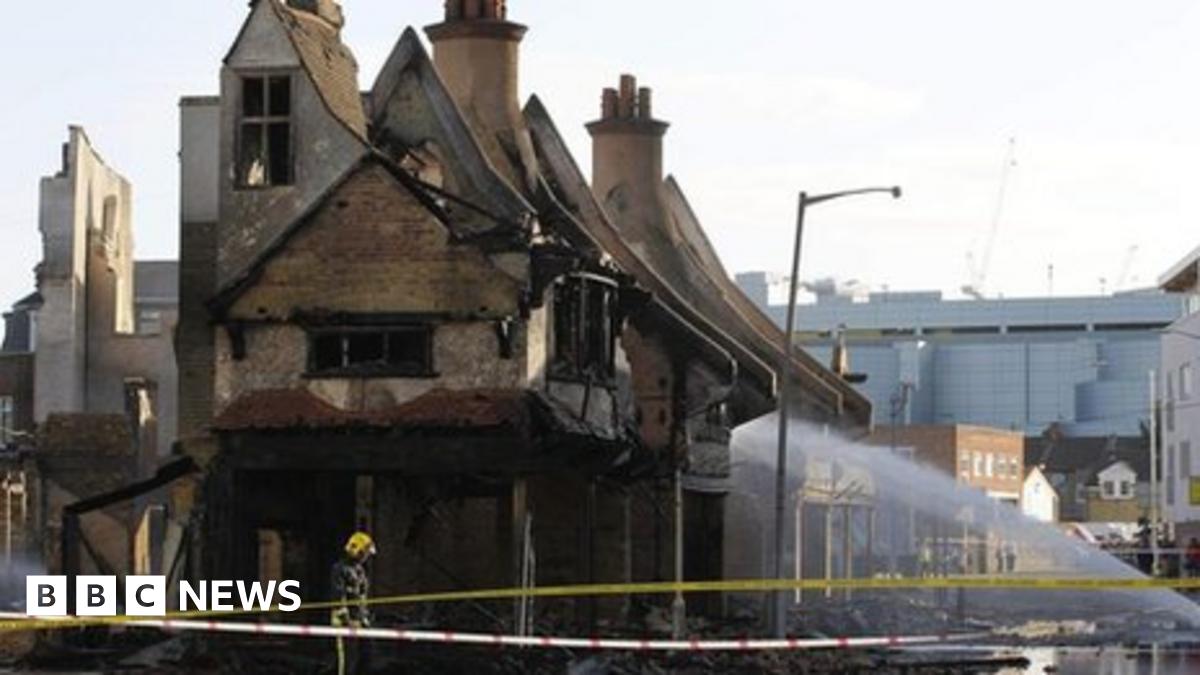 Croydon furniture shop fire accused 'asked for lighter' - BBC News