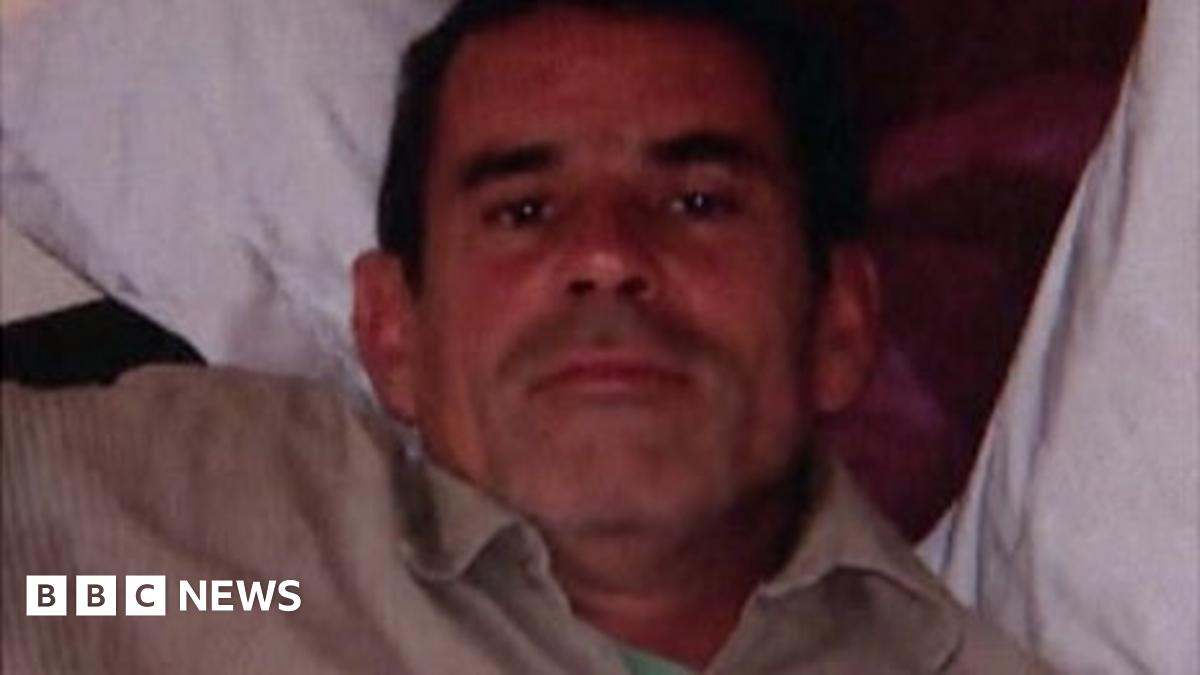 UK photographer Paul Conroy injured in Syria - BBC News