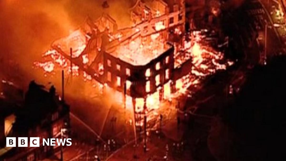 London riots: Man admits starting furniture store fire - BBC News