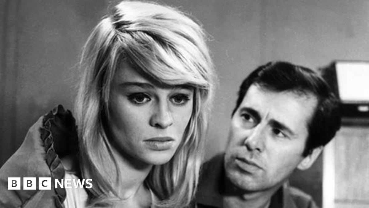 Theatre, film and television actor Peter Halliday dies - BBC News