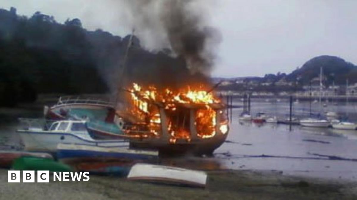 Fire on old fishing trawler at Conwy quay - BBC News