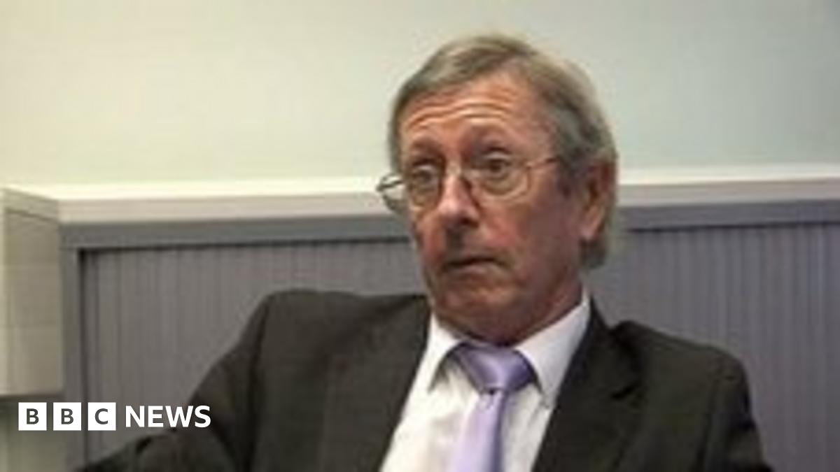 Jersey Deputy Geoff Southern's prescription fee u-turn - BBC News