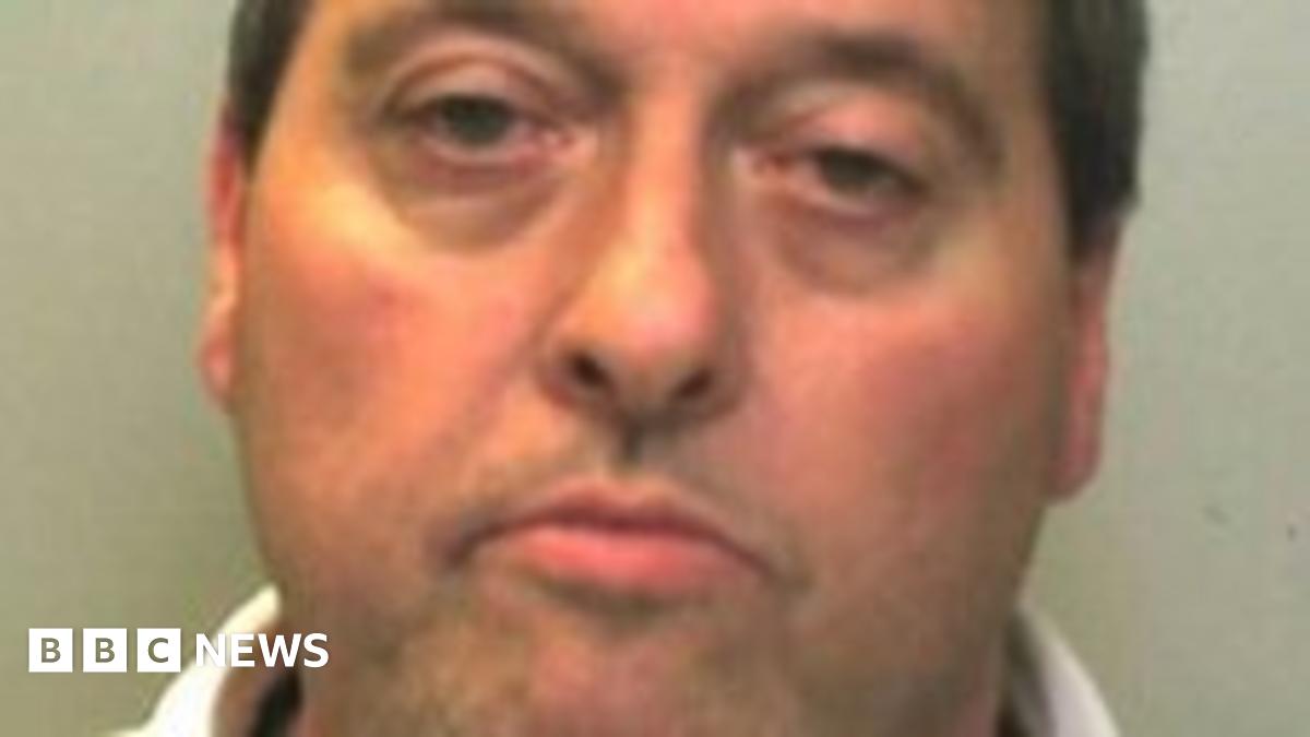 Builder Anthony Mander jailed after duping 17 victims - BBC News
