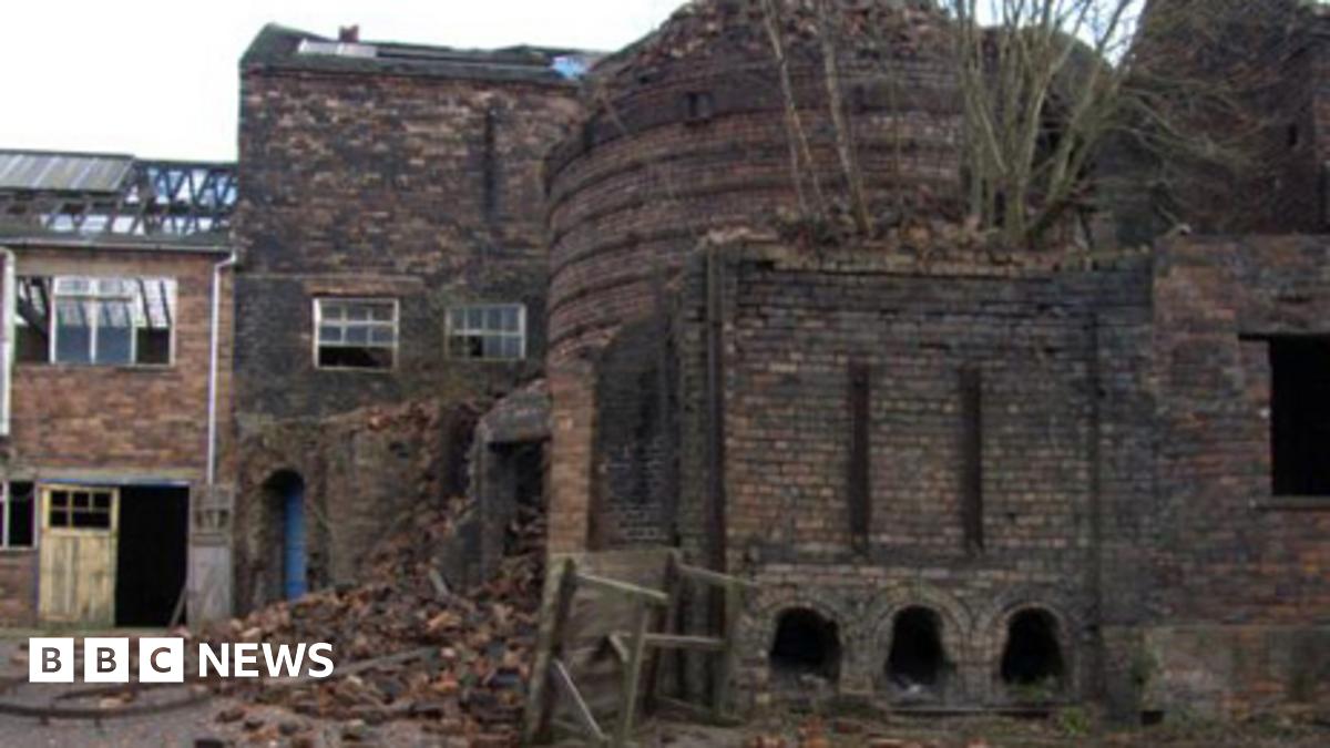 Hanley Falcon Works kiln collapses - BBC News