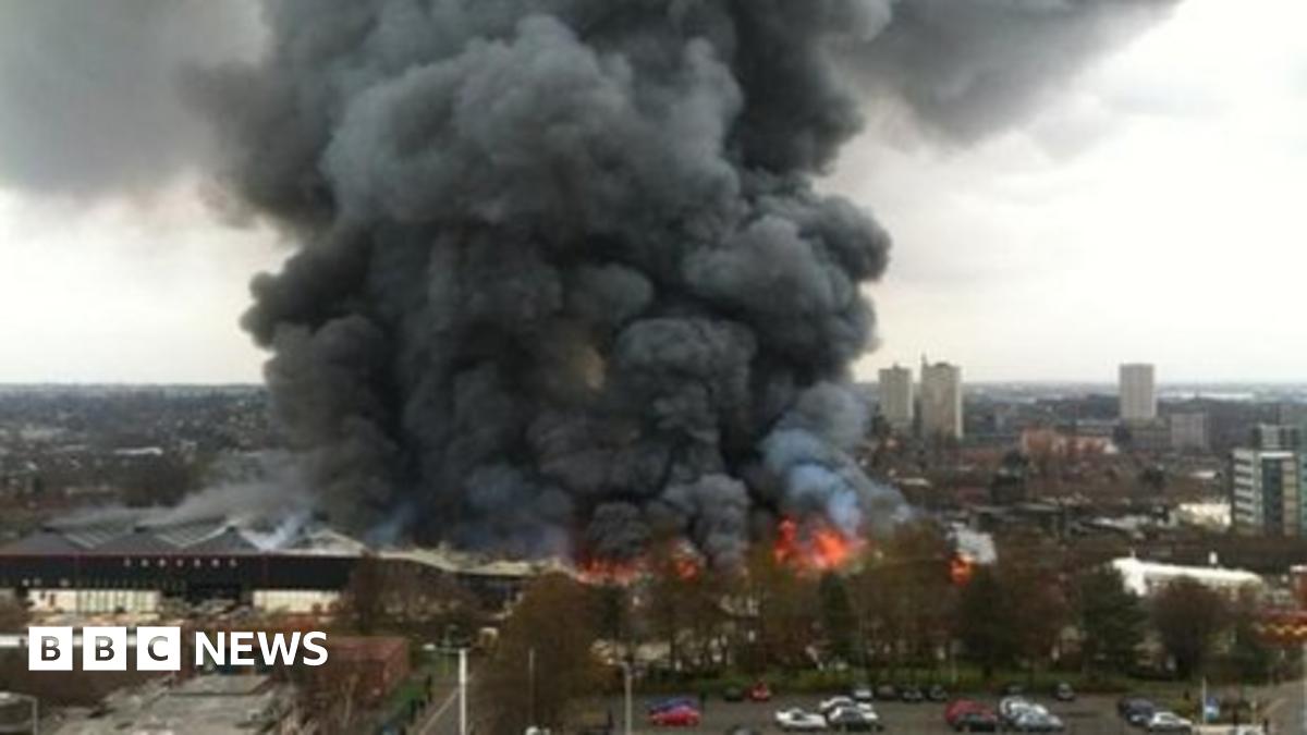 Fire 'destroys' Carvers Wolverhampton builders merchants - BBC News