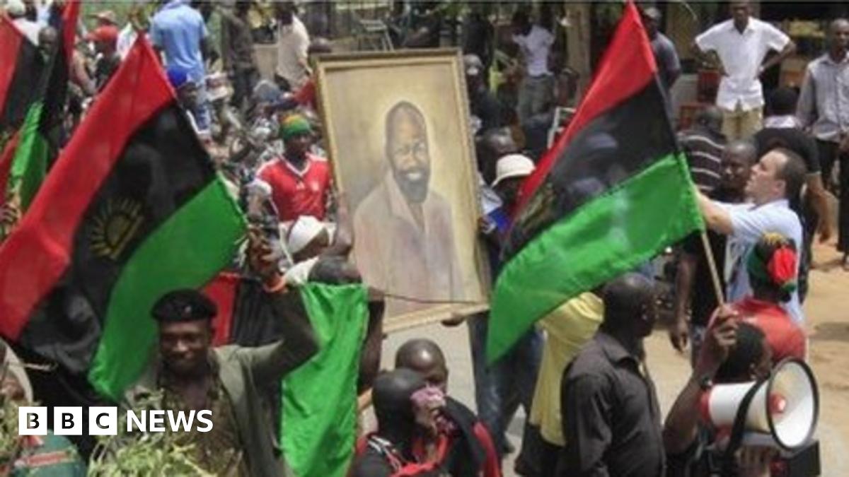In pictures: Ex-Biafra leader Ojukwu buried - BBC News