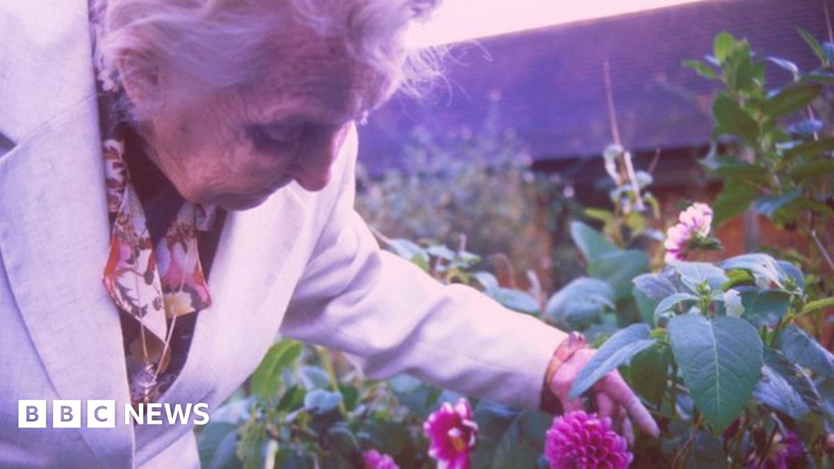 Call for unemployed in Bedfordshire to help elderly people - BBC News