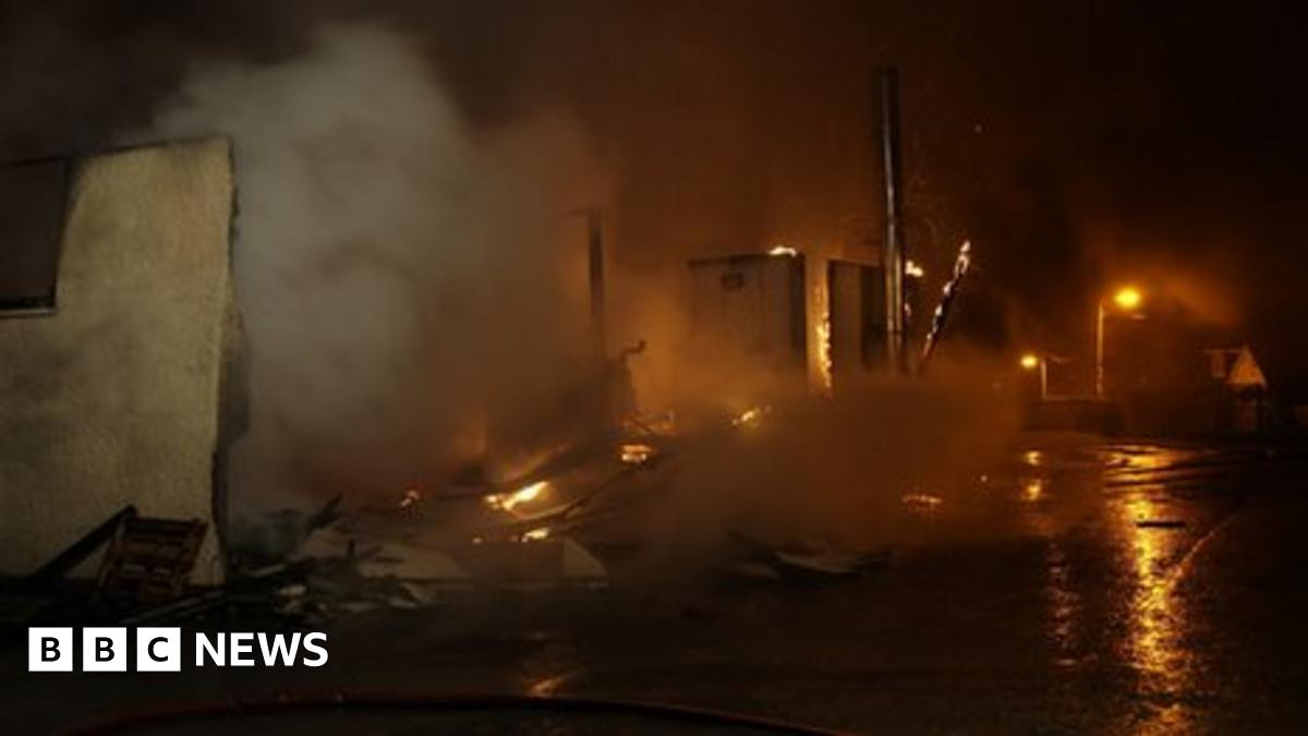 Explosion as blaze damages St Mary's Primary School in Larkhall - BBC News