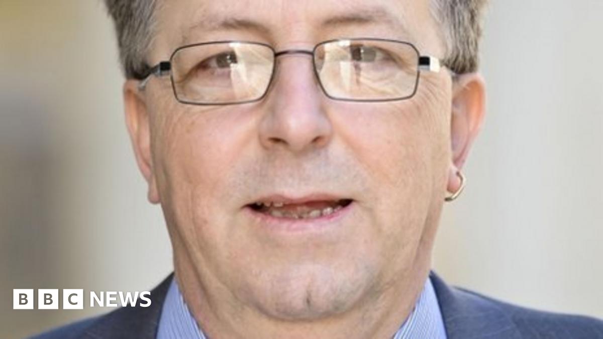 Pretend barrister David Evans jailed for 18 months - BBC News