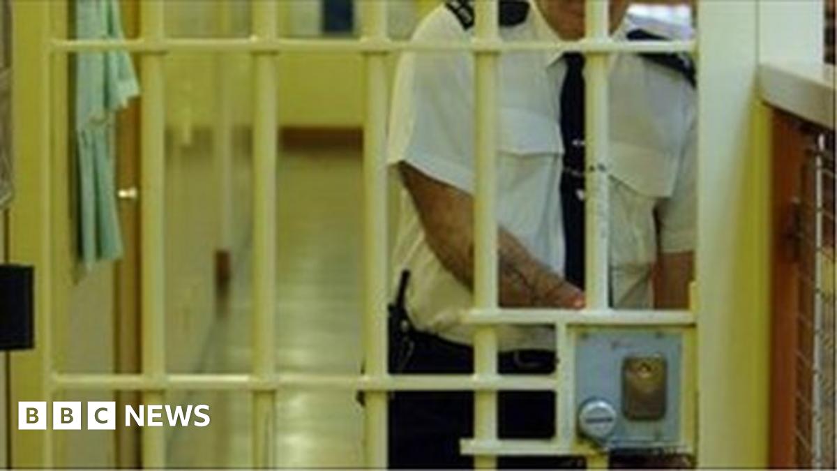 5,000 applicants for new prison officer jobs - BBC News