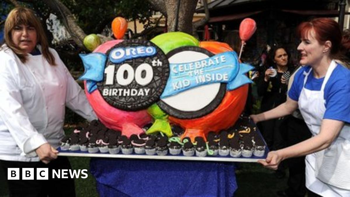 Oreo cookie centenary marked in US and other countries - BBC News