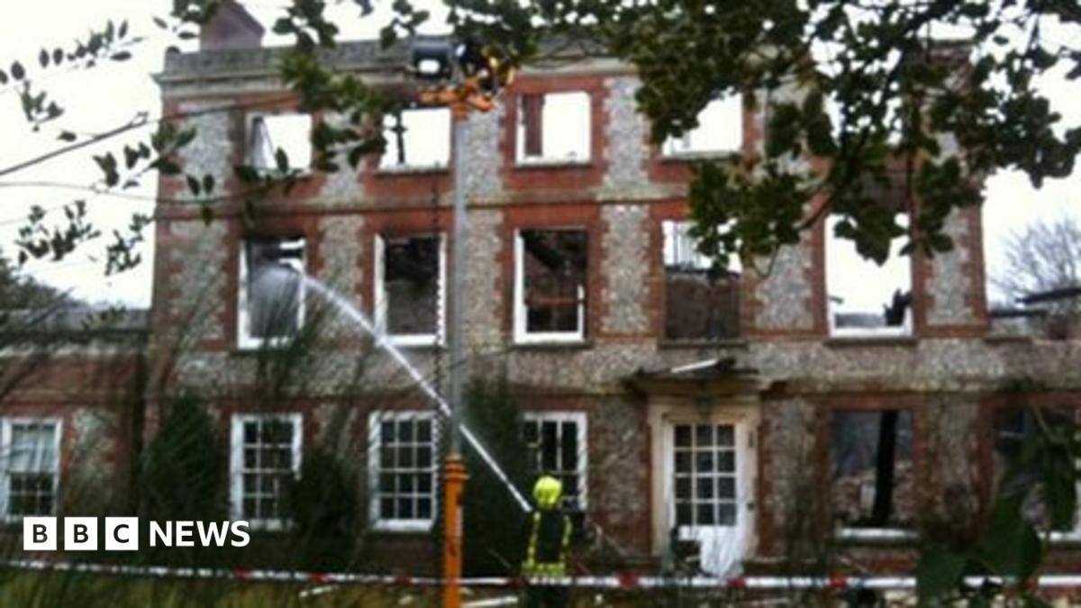Cholderton House fire: Investigation into cause starts - BBC News