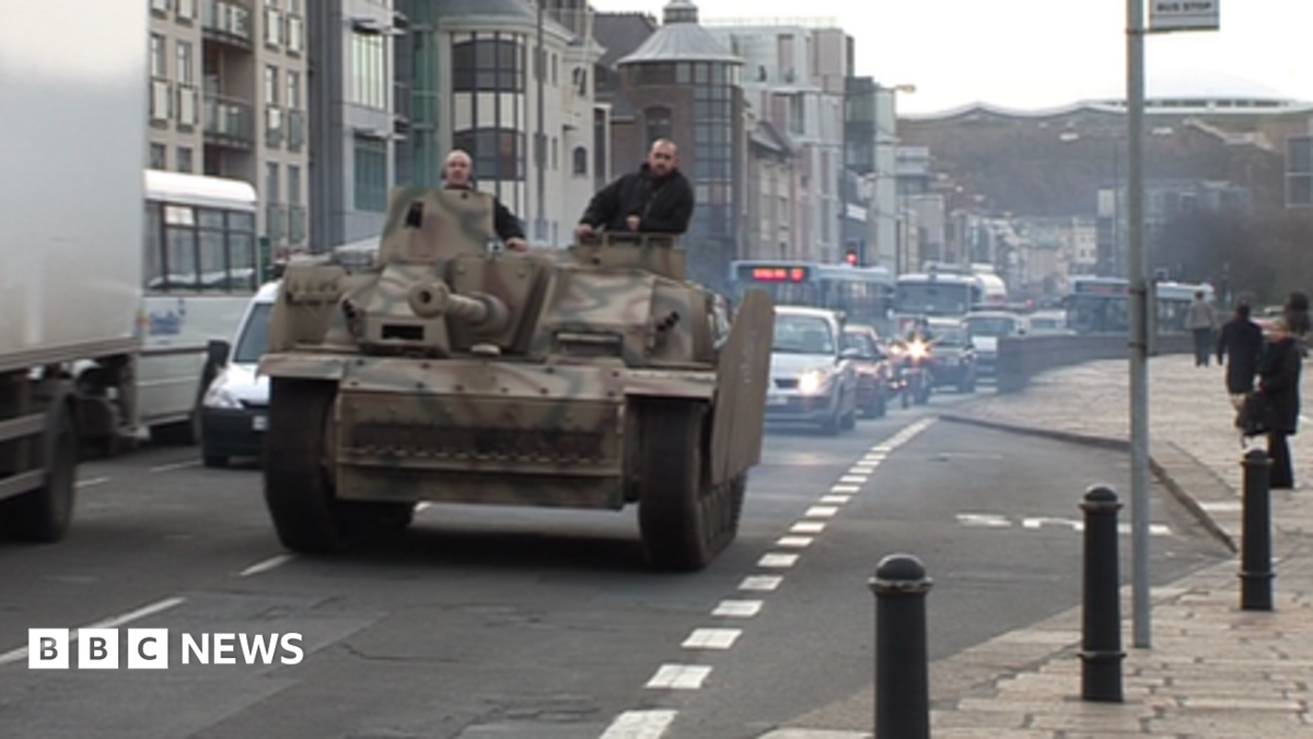 Replica German tank tours Jersey streets - BBC News