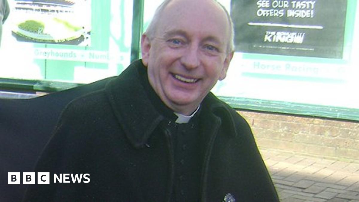 Chorley vicar Tim Wilby invites passersby to ask him 'anything' - BBC News