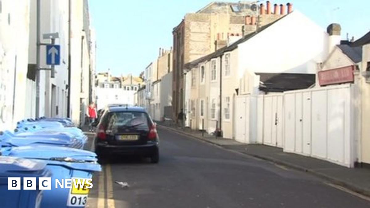 Men fight off woman's sex attackers in Brighton - BBC News