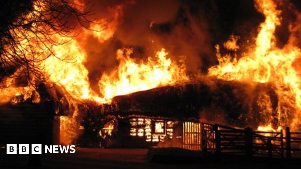 Wantage thatched barn destroyed by fire - BBC News