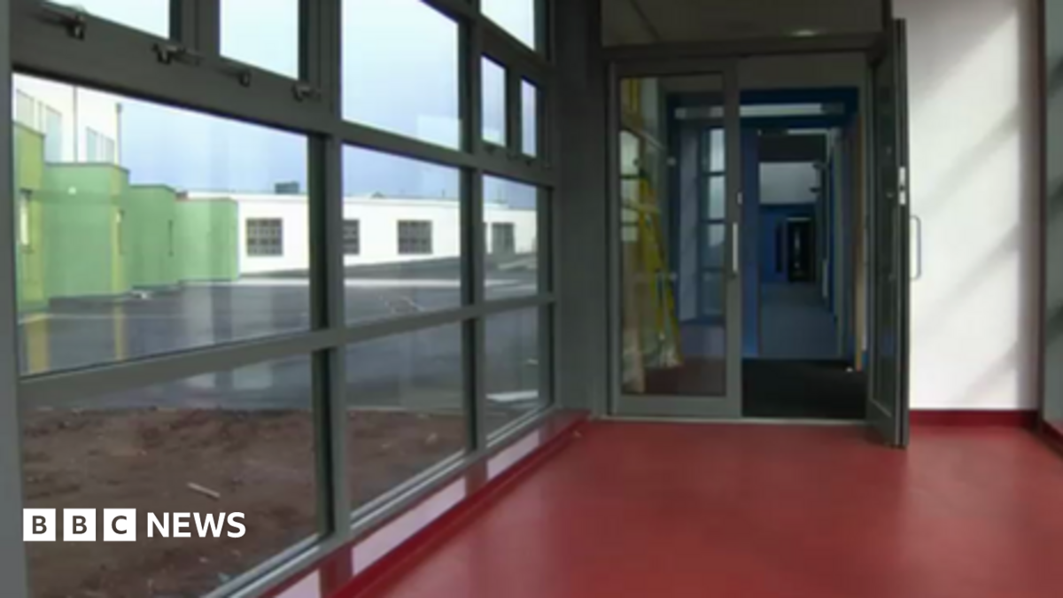 £9.3m Ysgol yr Hendre opens doors to pupils in Caernarfon - BBC News